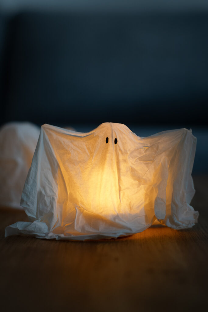 Leuchtende Geister aus Taschentücher basteln - Einfache DIY Halloween ...